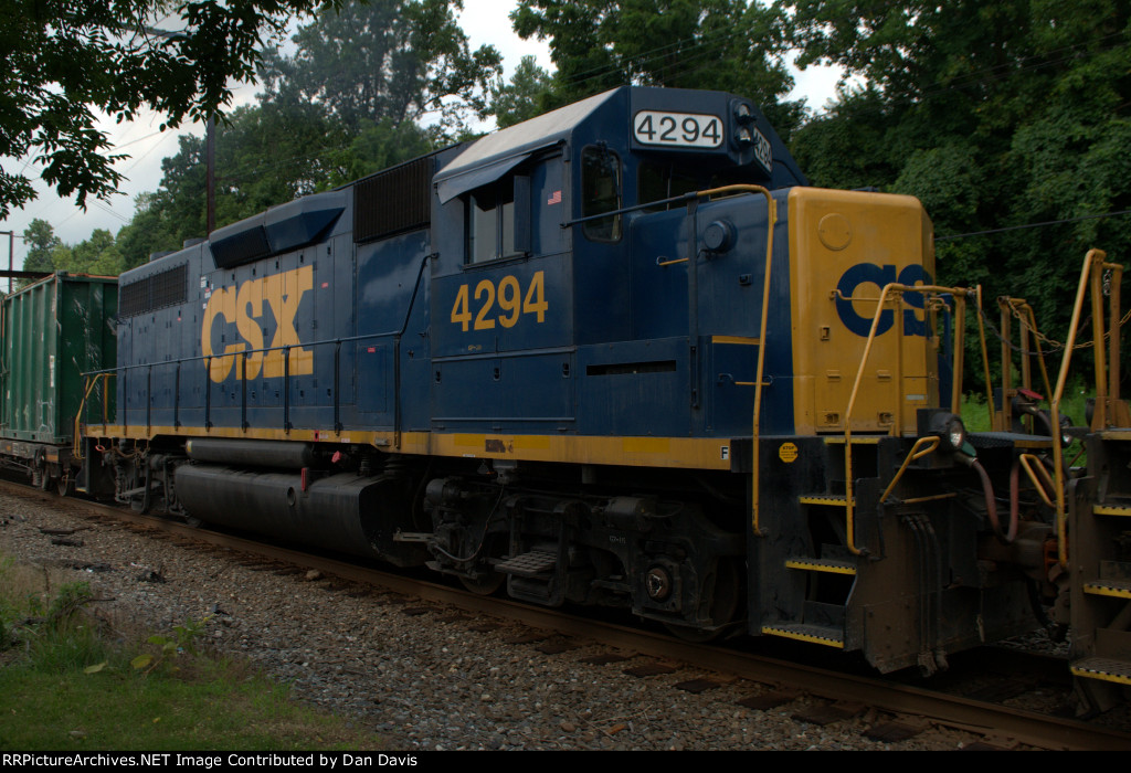 CSX GP39 4294 trails on Q702-07